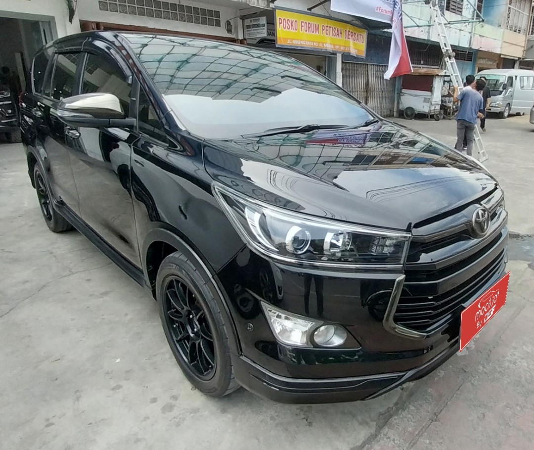 Mobil TOYOTA INNOVA 2.4L VENTURER AT 2020 - Mocil.id