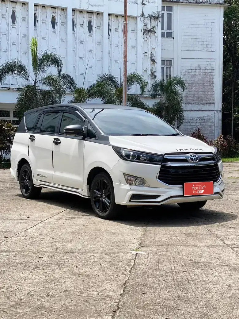 Mobil TOYOTA INNOVA 2.4L VENTURER DIESEL MT 2020 - Mocil.id