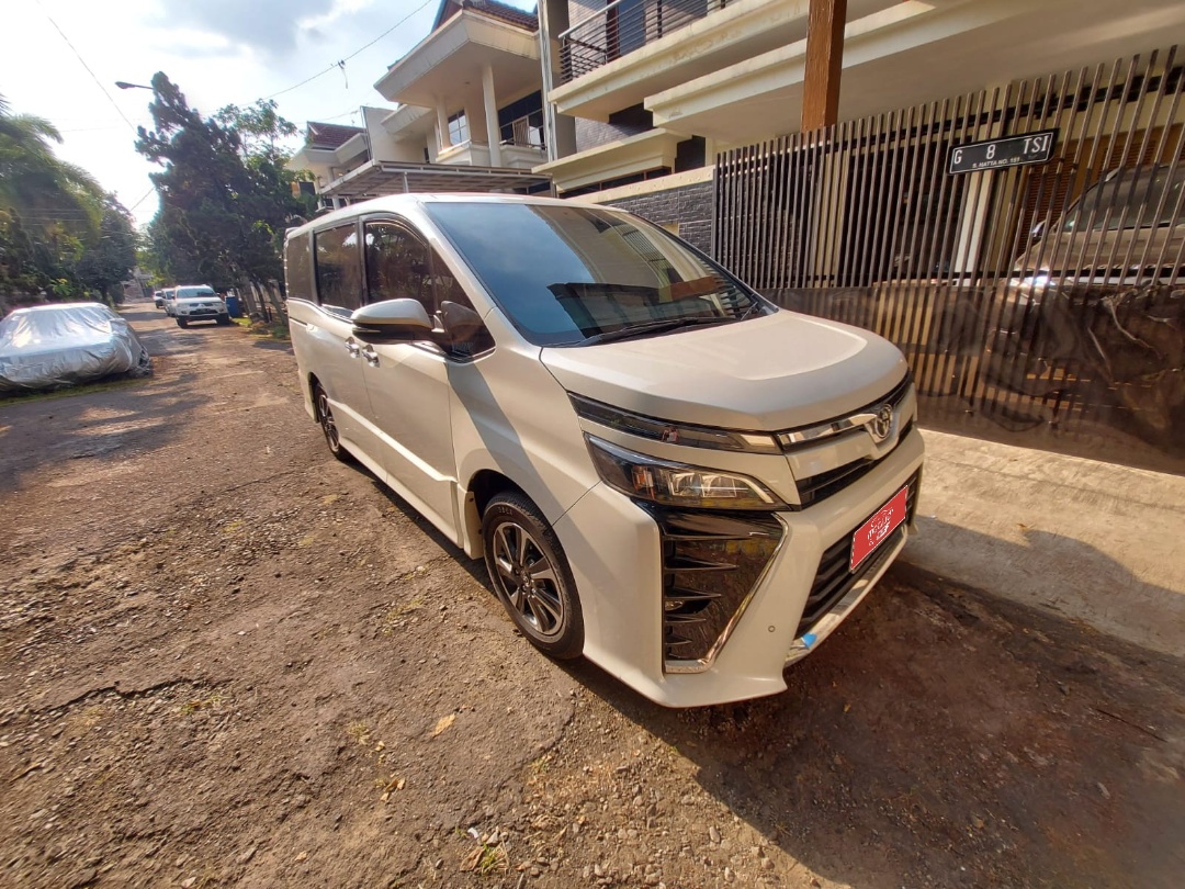 Mobil TOYOTA VOXY 2.0 AT 2018 - Mocil.id