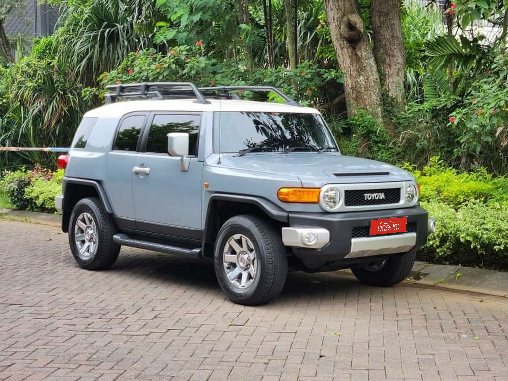 Mobil TOYOTA FJ CRUISER 4.0L 4x4 AT 2022 - Mocil.id